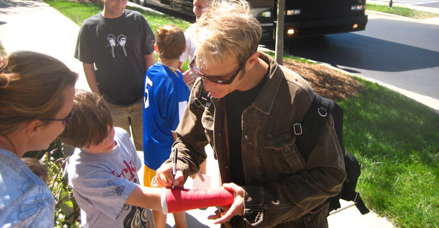 VHND’s All Access Photo: Dave Signing Child’s Cast | Van Halen News Desk