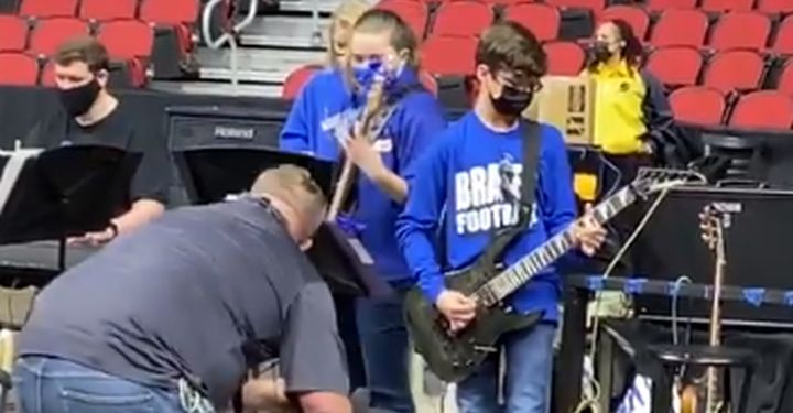Watch High Schooler Effortlessly Perform 'Eruption' At Basketball Game
